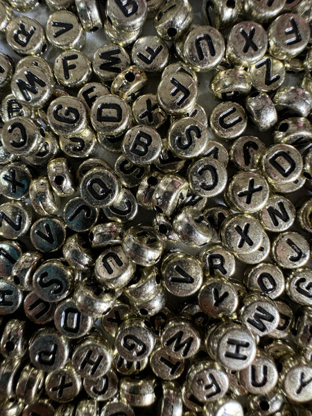 Pastilla dorada con letra negra – Accesorios Rubi
